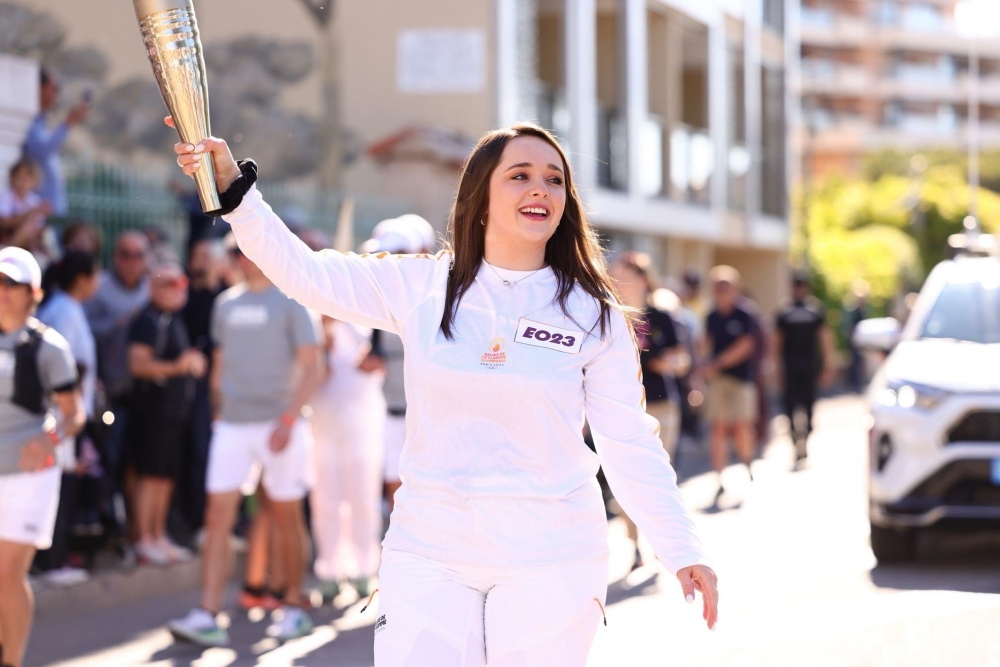 Oriane relays the Olympic flame in Saint-Raphaël